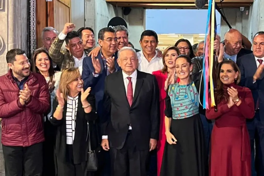 AMLO le entrega el bastón de mando a Claudia Sheinbaum: 'Voy a estar a ...