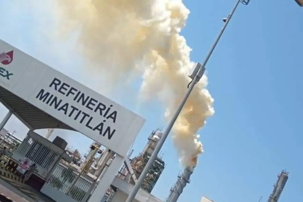 Capa de humo blanco de la refinería de Minatitlán alarma a la población ...